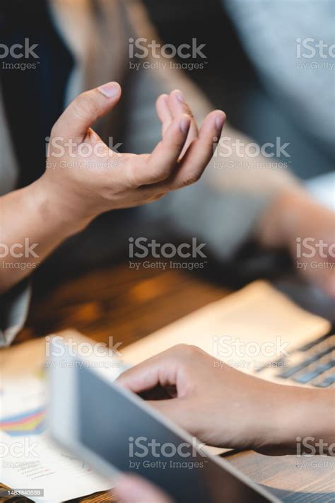 직원 사업가는 협상에서 웃는 동료들에게 플립 차트 프레젠테이션을 하고 직원들은 사무실 회의에서 웃고 남자는 브리핑에서 행복한