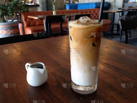 一杯冰镇拿铁咖啡