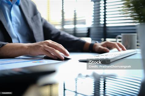 사무실 책상에서 경제 보고서나 프레젠테이션을 준비하는 사업가 관리자가 옆으로 봤다 30 34세에 대한 스톡 사진 및 기타 이미지 30 34세 검색 경영자 Istock