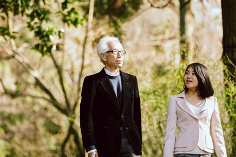 수석 및 캐주얼 회색 머리의 아시아 몇 공원에서 걷고 있는 여자를 착용 노인 커플에 대한 스톡 사진 및 기타 이미지 노인 커플 일본 조언 Istock