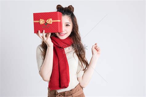 미녀가 선물 상자를 들고 전시 동작을 하다