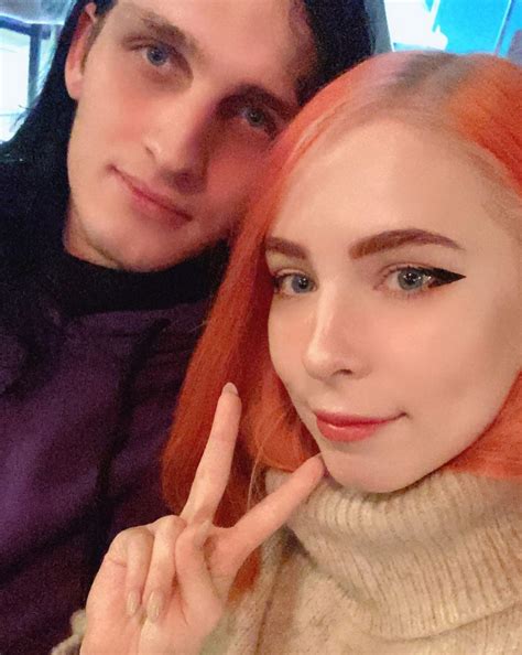 Mollyredwolf 知名巨乳 Pornhuber，角色扮演控必追的紅髮俄羅斯女優，網黃、av 女優多渠道行銷個人品牌教學 ．純真子看妹台