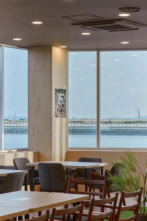 투명한 창과 모던 가구가 어우러진 캠핑장 실내 사진