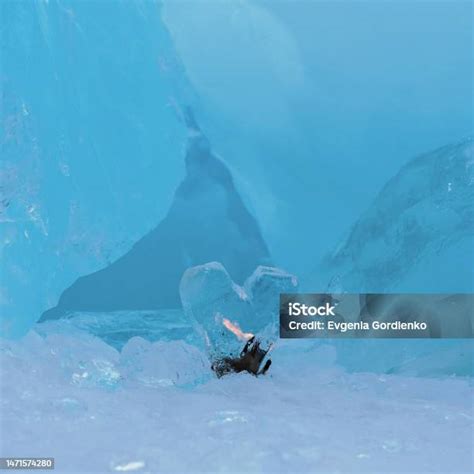 심장이 불타고 얼음이 녹고 있습니다 불꽃으로 타오르는 얼음 심장 푸른 얼음 심장이있는 청록색 얼음 동굴 내부 빙하가 있는 북극