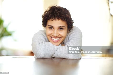 닫기 올라 행복한 젊은 아프리카 계 미국인 여자 에 기대어 테이블 한 명의 여자만에 대한 스톡 사진 및 기타 이미지 한 명의 여자만 25 29세 가정 생활 Istock