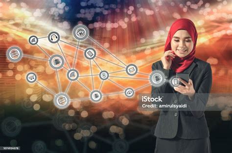 이동 통신의 개념 추상적인 배경 및 기호 태블릿을 들고 젊은 여성 개념에 대한 스톡 사진 및 기타 이미지 개념 디자인 디지털 태블릿 사용하기 Istock