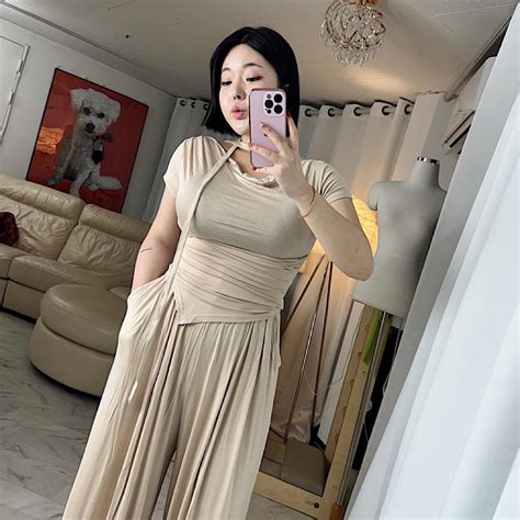 델린 숄더 드레이프 사선 셔링 스카프 티셔츠