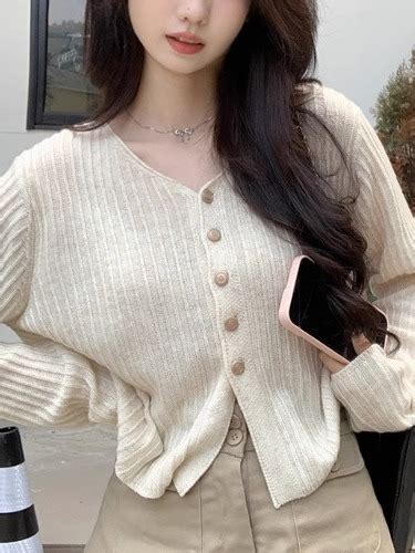 베이지그레이 라이어 브이넥 골드 버튼 금장 여리 데일리 긴팔 페미닌 올드머니룩 니트 숏 가디건