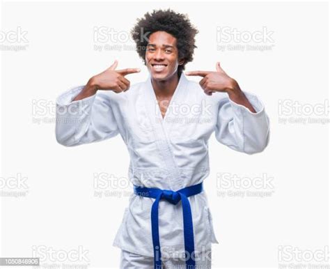 아프리카 미국 사람 웃 고 자신감 보여주는 손가락 치아와 입 지적 고립 된 배경 위에 라 데 기모노를 입고 건강 개념입니다 가라테에 대한 스톡 사진 및 기타 이미지 Istock