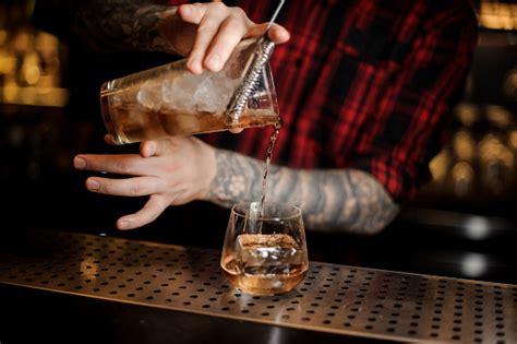 바텐더 칵테일 맛 있는 제임스 쿡을 만드는 알코올을 붓는 바텐더에 대한 스톡 사진 및 기타 이미지 바텐더 가득 찬 가죽 Istock