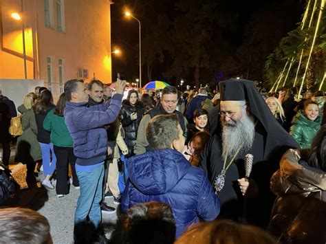 Εορταστική ατμόσφαιρα στο Μητροπολιτικό Μέγαρο Κατερίνης με το άναμμα του Χριστουγεννιάτικου