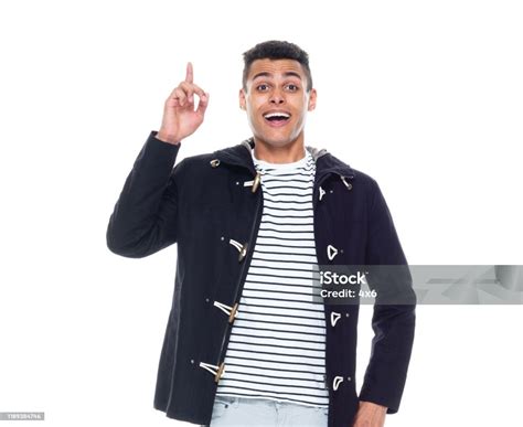 2029세의 어른 잘생긴 사람 키가 큰 아프리카 민족 아프리카계 인종 남성 젊은 남성 서 재킷 따뜻한 옷을 입고 서 있는 1 인