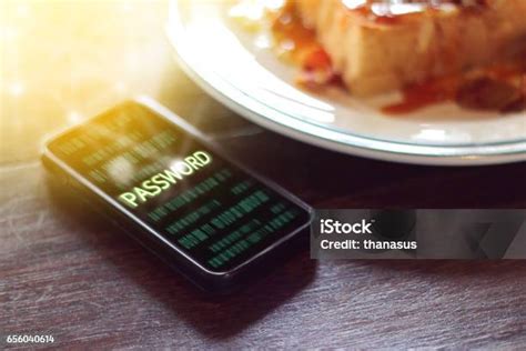 나무 테이블 암호를 훔치는 해커 사이버 범죄에 휴대 전화 개념에 대한 스톡 사진 및 기타 이미지 개념 네트워크 보안 데이터 Istock