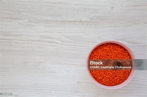 흰색 나무 배경 위에 분홍색 그릇에 빨간 렌즈 콩 상단 보기 평면 누워 오버 헤드 위에서 공간을 복사합니다 0명에 대한 스톡 사진 및 기타 이미지 Istock