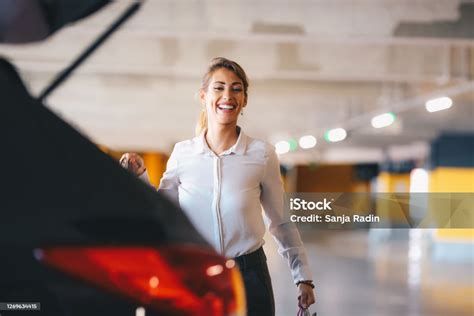 쇼핑에서 얼굴에 미소를 지은 젊은 여성이 쇼핑에서 돌아와 가방을 들고 차로 갑니다 사람들에 대한 스톡 사진 및 기타 이미지 사람들 차 한 사람 Istock