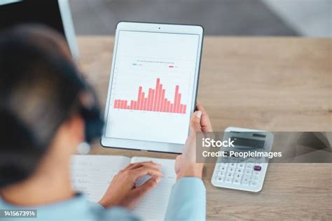 재무 고문은 사무실에서 태블릿에서 재무 데이터 차트 그래프 및 보고서를 읽고 연구합니다 전문 보유 분석 및 손익 정보 계산 25 29세에 대한 스톡 사진 및 기타 이미지