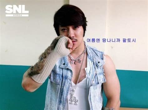 비아냥 듣던 팔토시 패션으로 부활한 효자 가수의 반전 한국일보