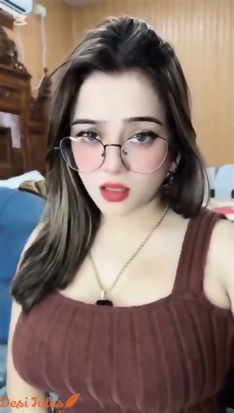 Sexy Instagram Star Showing Husn Ki Waadiyan Eporner