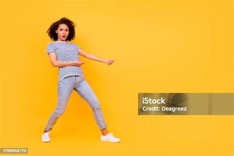 전체 크기 프로필 초상화 감동 사람 팔 홀드 잡아 당기기 빈 공간 로프 노란색 배경에 고립 20 24세에 대한 스톡 사진 및 기타 이미지 Istock