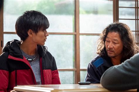 連続テレビ小説「おかえりモネ」第112話。ついにお互いの思いを語り始める亮（永瀬廉・左）と新次（浅野忠信）（c）nhk ― スポニチ