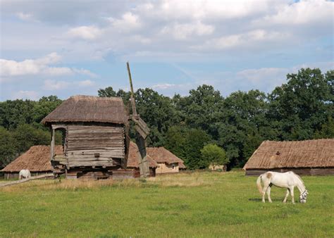 村庄高清图片古老的历史过时的风车和村庄附近的放牧马风景名胜免费下载格式3632像素编号41830549 千图网
