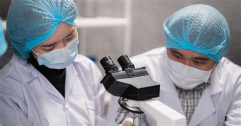 전문 의료 연구원 의료 과학 실험실 의학 화학 또는 생물학의 과학 기술 병원에서 의사를위한 랩 실험 테스트 작업에서 일하는