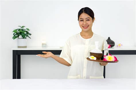 활기차고 다양한 꽃으로 가득 찬 쟁반을 우아하게 들고 있는 여성과 함께 고요한 스파 분위기 20 24세에 대한 스톡 사진 및 기타 이미지 20 24세 가꿔주기 개성