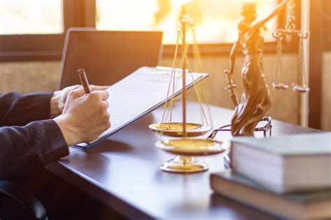 계약서를 손에 들고 법률에 따라 사업을 운영하기 위해 법률 자문이 필요한 사업가 팀을 위한 컨설팅 계약에 서명할 준비를 하는 변호사 결정에 대한 스톡 사진 및 기타 이미지