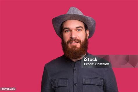 수염을 기고한 남자의 초상화 모자를 쓰고 고립된 배경 위에 서 있는 개인 장식품에 대한 스톡 사진 및 기타 이미지 개인 장식품 결심 고물 Istock