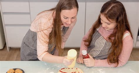 집 부엌에서 장난기 많은 엄마와 딸이 피자 반죽을 만들면서 소리를 지른다 사진 Unsplash의 음식 이미지