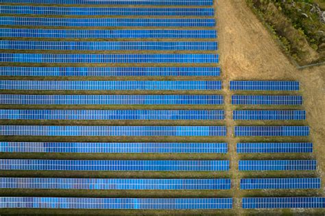 청정 전기 에너지를 생산하기 위한 많은 태양광 전광 패널이 있는 대규모 지속 가능한 전력 발전소의 공중 보기 제로 배출 개념을 가진 재생 가능 전기 Performing