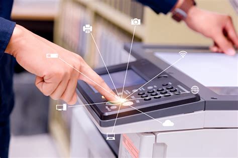 Bussiness 남자 핸드 프레스 버튼 아이콘 기술 프린터 스캐너 레이저 사무실 복사기와 프린터의 패널에 시작 개념을 제공합니다 디지털 화면에 대한 스톡 사진 및 기타