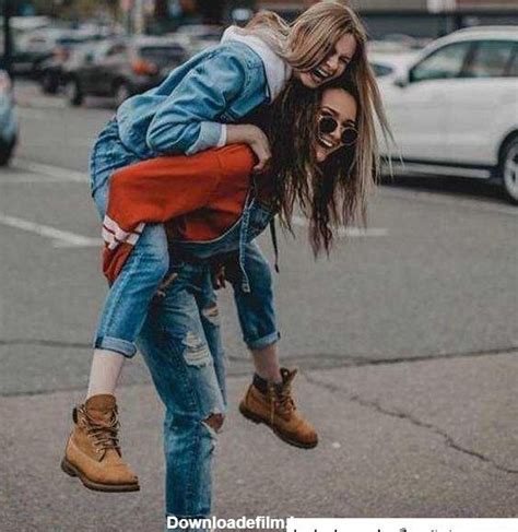 عکس دوتا رفیق دختر با متن