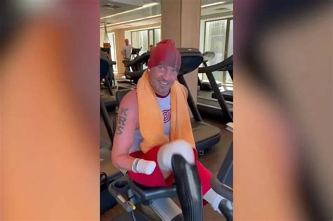 Роман Костомаров показал интенсивную тренировку в протезах на велотренажёре