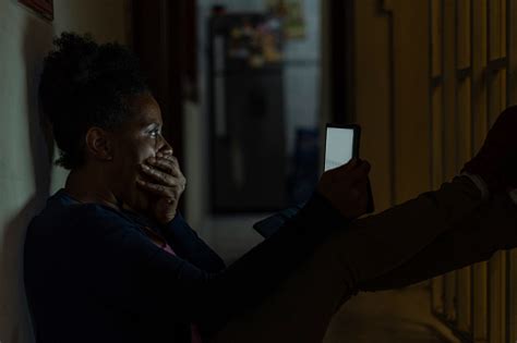 태블릿에서 스트리밍을 통해 자신이 좋아하는 시리즈의 장을 보는 흑인 여성 밤 하루 시간대에 대한 스톡 사진 및 기타 이미지 밤 하루 시간대 사람들 한 사람 Istock