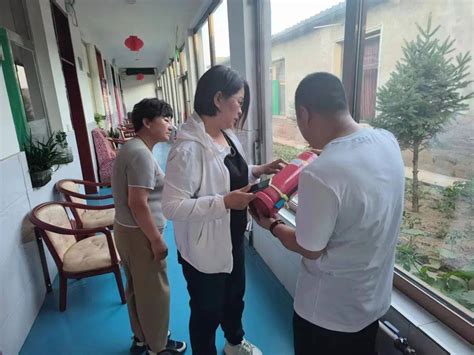 达拉特旗民政局积极开展养老机构安全生产检查工作，守护银龄安全梁海霞进行服务