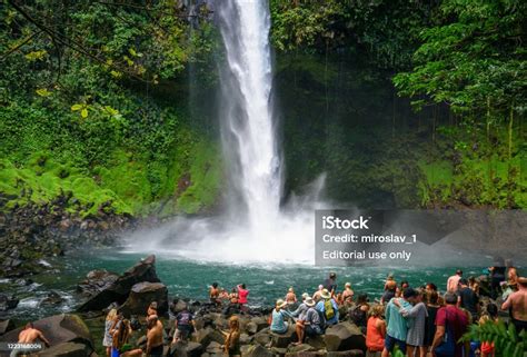 Turistas Y Lugareños Visitando La Cascada La Fortuna En Costa Rica Foto