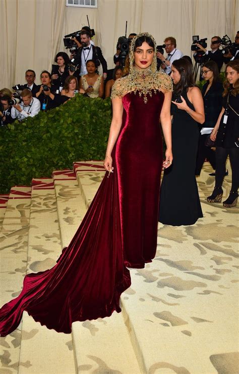 Met Gala 2021 Les Tenues Les Plus Marquantes Robe De Célébrités Idées De Mode Robes Du