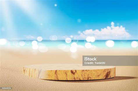 푸른 하늘과 흰 구름이 있는 해변에 제품 전시 프레젠테이션을 위한 복사 공간이 있는 3d 나무 연단 열대 여름과 휴가 개념입니다 그래픽 렌더링 그림입니다 0명에 대한 스톡