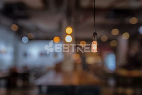 백열전구가 있는 카페 내부 Photonavor 사진 카페 아웃포커스 불빛 따뜻한 백열전구 아늑함 필라멘트 포근함 실내 인테리어 라이트 소켓 빈티지