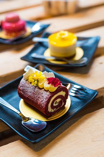식탁에 제공되는 초콜릿 맛 스위스 롤 오렌지 치즈 케이크 딸기 귀리 치즈 케이크 0명에 대한 스톡 사진 및 기타 이미지 0명 갈색 개체 그룹 Istock