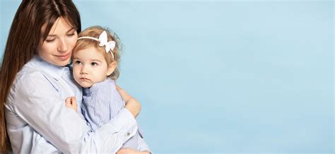 전단 아름다운 행복한 여자와 작은 아이 어머니와 딸이 파란색 배경에 고립 된 스튜디오 샷 어머니의 날 축하 가족 어린 시절의 개념 2 3 살에 대한 스톡 사진 및 기타