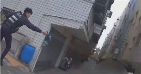 酒後失控！無業男「砸車、持刀亂晃」 警用辣椒水及電擊槍壓制 社會 Ctwant