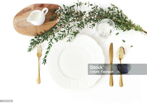 축제 결혼식 생일 테이블 황금 칼 붙이 유 칼 리 나무 2 250 와인 우유 투 수의 유리 설정 Bempty 도자기 접시 이랑 소박한 레스토랑 메뉴 개념입니다 평면 위치