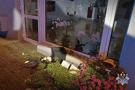 Kompletnie Pijany Rozbił Szybę W Witrynie Salonu Fryzjerskiego Bo Za