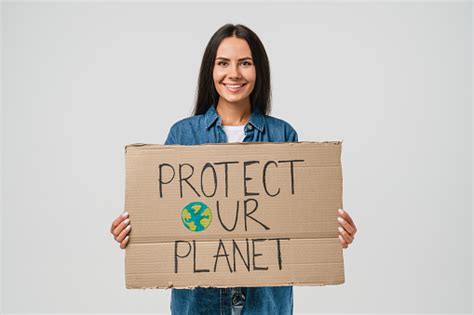 지구를 구하기 위해 포스터를 들고 있는 젊은 미소 짓는 생태운동가 여성 저장 자연 환경 보호 쓰레기 선별 플라스틱 재활용 재생