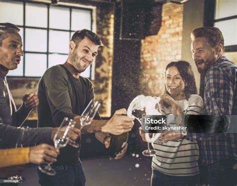 행복 한 비즈니스 동료 사무실에서 샴페인 파티를 여는 동안 재미 4 명에 대한 스톡 사진 및 기타 이미지 4 명 기업가 남성 Istock