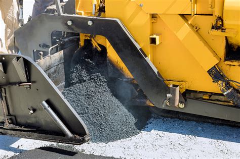 새로운 도로에서 작업할 때 아스팔트 포장 기계와 스팀 로드 롤러를 사용하여 새 아스팔트 포장 기계를 위한 레이어링 공정을 배치했습니다 0명에 대한 스톡 사진 및 기타 이미지