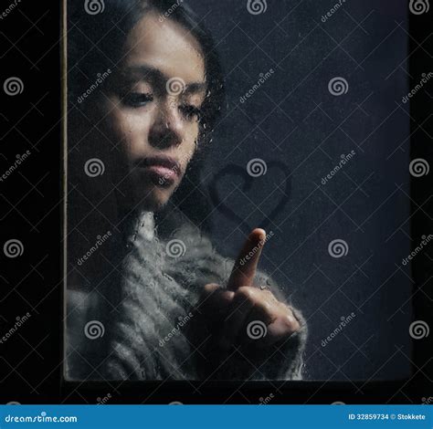 Bello Cuore Del Disegno Della Ragazza Sulla Finestra Bagnata Fotografia Stock Immagine Di