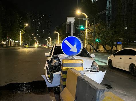 ជនបរទេសបេីករថយន្តព្រូស បុករបាំងថ្មពុះចែកទ្រូងផ្លូវនៅ ស្តុប ក្រសួងមហាផ្ទៃ រងការខូចខាតយ៉ាងដំណំ